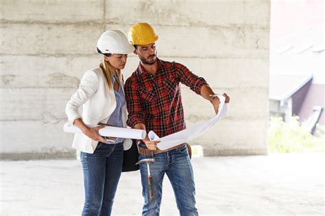 여성 관리자와 건축가 머리 엔지니어와 프로젝트에 대 한 논의 2명에 대한 스톡 사진 및 기타 이미지 2명 개발 건설 현장 Istock