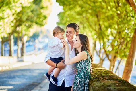 Счастливая семья из трех человек наслаждаясь их каникулами в Париже Стоковое Изображение