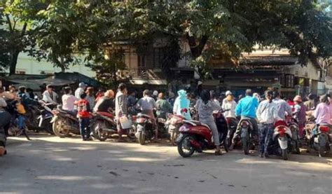 တမူးတွင် ပုဂ္ဂလိကဆီဆိုင်တခုက ဓာတ်ဆီ ၁ ဂါလန် ၁၂၀၀၀ ကျပ်ဖြင့်ရောင်းပေး၊ အများအပြား တန်းစီဝယ်ယူ