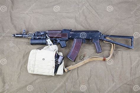Автомат Калашниковаа Ak 74 с гранатометом и боеприпасами Underbarrel на холсте Стоковое Фото