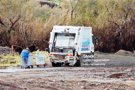 쓰레기 수집기 트럭과 노동자는 농촌 초원 필드에 쓰레기를 수집 0명에 대한 스톡 사진 및 기타 이미지 0명 고용과 노동