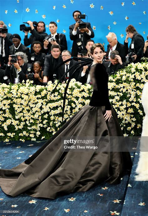 لباس عجیب و پَردار لانا دل‌ری در مراسم مت‌گالا