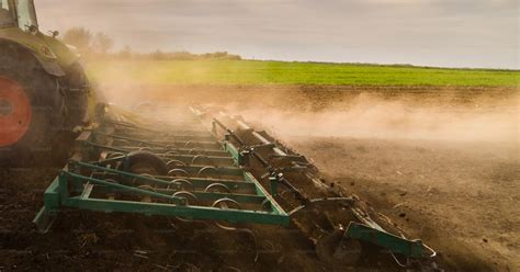 파종을위한 토지를 준비하는 트랙터 사진 Unsplash의 사진술 이미지