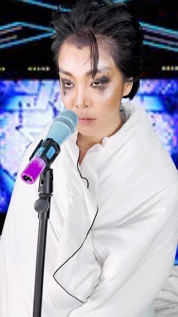 Eyesmagazine 아이즈매거진 On Instagram 제44회 청룡영화상 시상식에서 화려한 드레스를 입고 진한 스모키