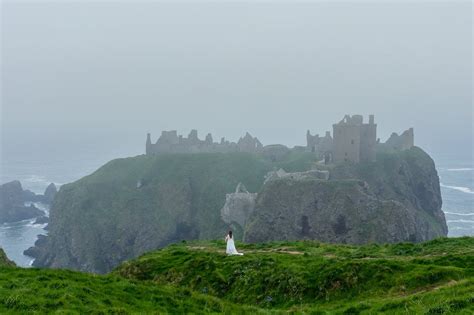 경치 경치가 좋은 고대의 고독 관광 그림 같은 낭만적인 녹지 대기의 던노 타르 성 돌 드라마틱한 랜드마크 모험 문화 사이트 문화 유산 미묘한