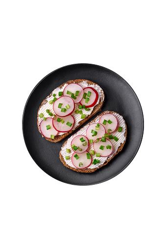 크림 치즈 무와 파를 곁들인 맛있는 샌드위치 또는 브루스케타 건강한 식생활에 대한 스톡 사진 및 기타 이미지 건강한 식생활