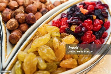 혼합된 견과류와 캐슈 헤이즐넛 아몬드 건포도 등 말린 과일 그릇 건강 식품 및 간식 개체 그룹에 대한 스톡 사진 및 기타 이미지 Istock