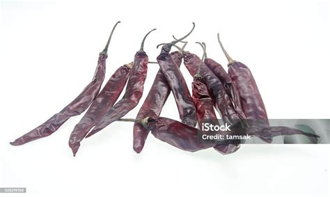 기체상태의 칠리 파프리카 페퍼스 흰색 바탕에 흰색 배경 0명에 대한 스톡 사진 및 기타 이미지 0명 건조한 날것 Istock