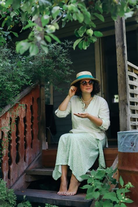 Девушка на деревенском крыльце