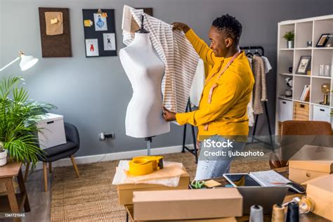 재단사는 패션 스튜디오 슬로우 패션 테일러링 수제 의류 등 워크샵에서 모델의 옷 디자인을 조정합니다 20 29세에 대한 스톡 사진 및 기타 이미지 Istock