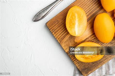 신선한 노란색 토마토 흰색 돌 테이블 배경 평면도 플랫 레이 텍스트 복사 공간 포함 0명에 대한 스톡 사진 및 기타 이미지 0명 과일 날것 Istock