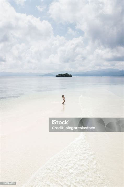 놀라운 열대 백사장 해변에서 혼자 걷는 여성 위에서 공중 무인 항공기보기 열대 배경 과 여행 개념 개념에 대한 스톡 사진 및 기타 이미지 Istock
