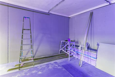 건축 리 모델링 개조 확장 복원 및 재건동안 아파트의 블루 인테리어 방에 사다리 및 건축 재료 가정의 방에 대한 스톡 사진 및