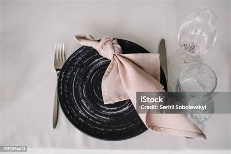 검은 접시와 유리 스택 와인 잔 고급 장식 서빙 세팅 테이블 결혼식 준비 테라스에서 저녁 식사 테이블 리셉션 생일 세례 행사 인테리어의 클로즈업 세부 사항 평면도 0명에