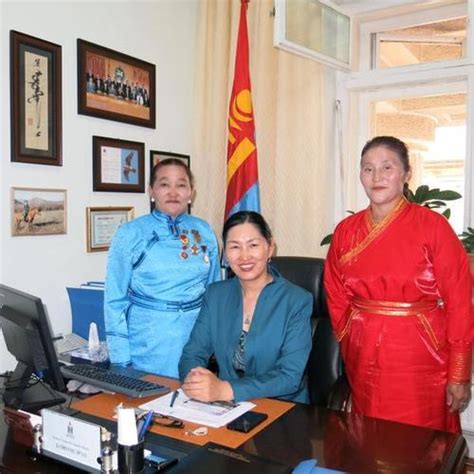 Ц Оюунгэрэл ”Ногоон нүдэн лам” ынхаа зээ охидтой уулзжээ