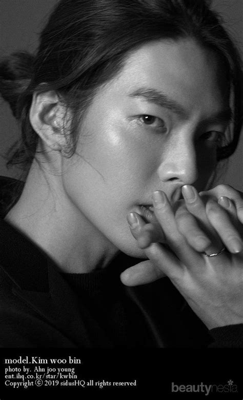Tampilan Penuh Karisma Kim Woo Bin Dengan Rambut Gondrong