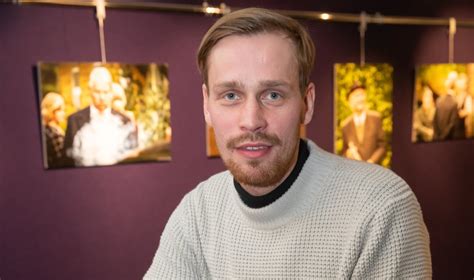 Näitleja Karl Robert Saaremäe Vigastas õnnetult Jalga Ja Liigub Ringi Karkudel Mitu Halba