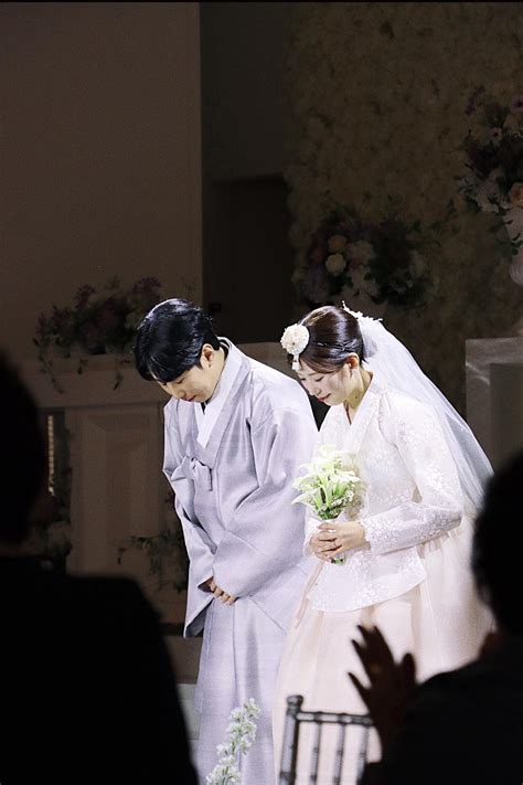 이븜한복 [신랑혼주한복] 원단 대봐드리니 청곤색 원단이 잘 맞으셨습니다 짙을 수 있어 비즈와 장식으로 포인트 잡아서 지어드렸습니다☺️ 맞춤대여 이븜한복 송파한복