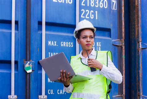 노트북을 들고 하드 햇과 안전 조끼에 여성 엔지니어 화물에서 포먼 제어 로딩 컨테이너 상자 건설업자에 대한 스톡 사진 및 기타 이미지 Istock