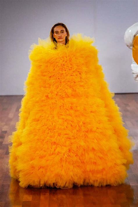 طراح مد و لباس هایی که قابل پوشیدن نیستند عکس روزبینه