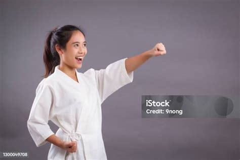 여자 전투기 초상화 무술 종합 격투기 Mma 킥 복싱 가라데 스튜디오 고립 된 초상화를 연습하는 아시아 여성 소녀 전투기 훈련