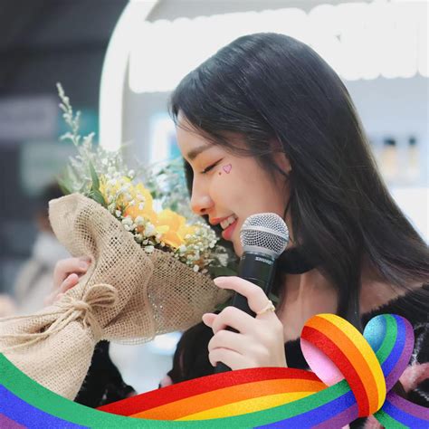 အမကြီး ကတစ်မျိုးလေးနော် နမ်းတုန်းက နမ်းပြီး အရက် မူးတယ်ဆိုပြီ ပြန်အိပ်ချင်ရောင် ေဆာင်တာတဲ့🙄 င