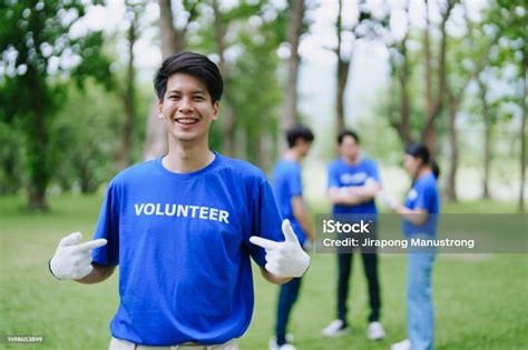 다민족 자원봉사자들은 공원의 오염을 줄이기 위해 재활용할 플라스틱 폐기물을 수거하기 위해 검은색 쓰레기 봉투를 들고 시간을 기부합니다 가방에 대한 스톡 사진 및 기타 이미지