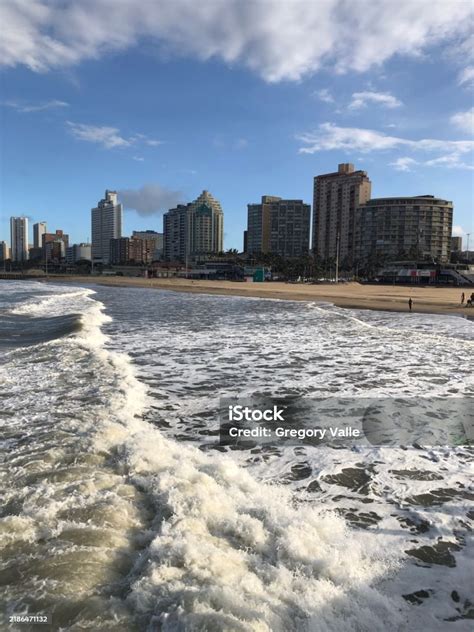 인도양의 파도와 고층 빌딩 남아프리카 공화국 더반의 북쪽 해변 0명에 대한 스톡 사진 및 기타 이미지 0명 건축 건축물 Istock