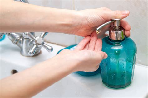 한 남자가 화장실에서 손을 낭비합니다 물과 비누로 손에서 먼지를 씻어 아이는 그의 손에 액체 비누를 짜냅니다 개성 개념에 대한 스톡 사진 및 기타 이미지 Istock