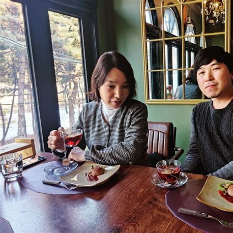 장성자 희망찬 사람은 그자신이 희망이다 길 찾는 사람은 그 자신이 새길이다 참좋은 사람은 그 자신이 이미 좋은 세상이다 사람 속에 들어 있다 사람에서 시작된다