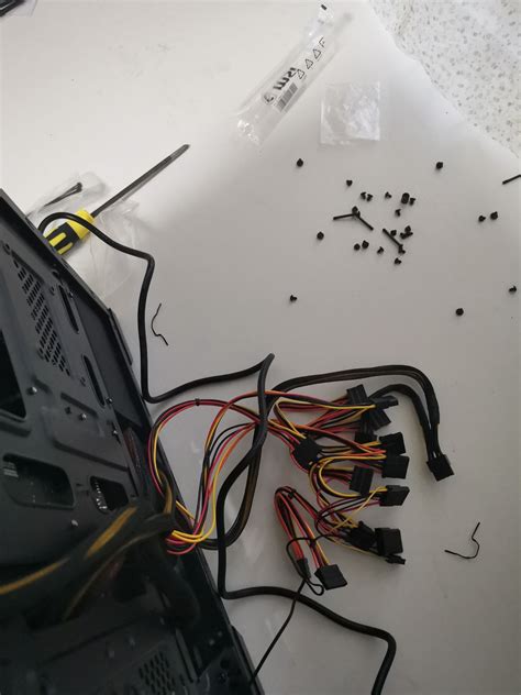 请问机箱风扇上的大4pin接口往哪插啊？ 178