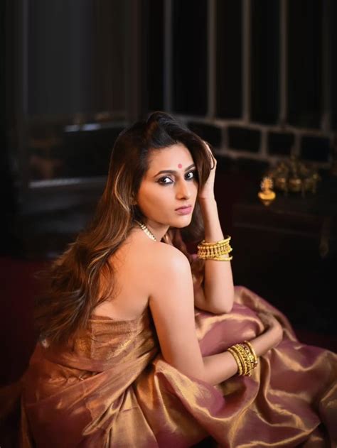 Video सोनेरी साडीमध्ये ‘दीपाच्या मादक अदा