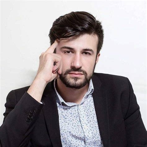 გურამ შეროზიას ერთი და იგივე ფოტო თითქოს ინტელექტუალური მზერით დღეში ორჯერ მორიგი დღე — მორიგი