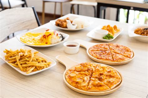 뷔페 테이블 테이크 아웃 또는 배달 음식 장면 피자 프라이드 치킨을 곁들인 쌀 감자 튀김 나무 테블 배경의 위보기 0명에 대한