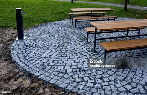 공원 좌석 나무 테이블과 벤치 피크닉과 바베큐 가스 그릴 스테인레스 스틸 싱크대가있는 주방은 음식을 씻고 손을 먹기에 좋습니다 원형 모양의 화강암 포장 표면 나무 판넬