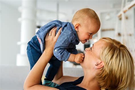 행복한 사랑의 가족 어머니와 아이 소녀 재생 키스와 포옹 2명에 대한 스톡 사진 및 기타 이미지 2명 가족 건강한 생활방식 Istock