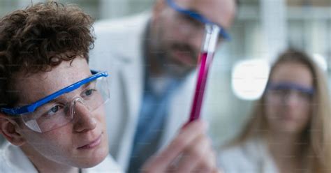 대학 실험실에서 화학 실험을 하는 과학 학생들 사진 Unsplash의 슬로바키아 이미지