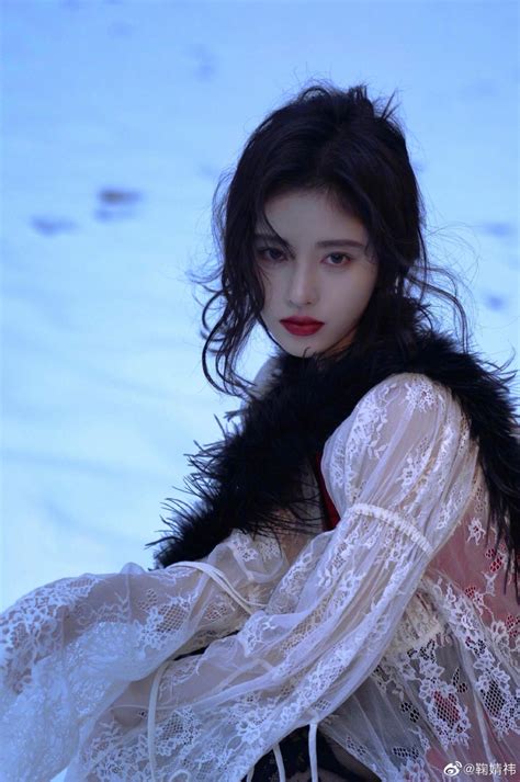好美！鞠婧祎雪地红衣氛围感大片 发丝凌乱身姿摇曳 眼界，放眼世界
