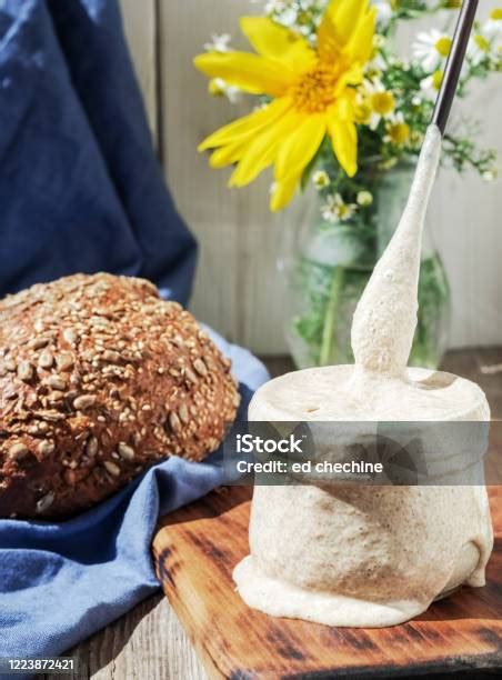 검역 기간 동안 집에서 빵을 만들기위한 빵 사워 도우를위한 활성 사워 도우 천연 제품으로 만든 건강 식품 컨셉 전통 공예 빵 클로즈업 0명에 대한 스톡 사진 및 기타 이미지