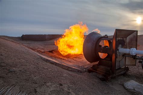 석유 가스 산업 그룹 웰 헤드 및 밸브 뼈대 가스 밸브 고압가스 우물 가스 생산 공정 가스 플레어 수평 설치 가솔린에 대한 스톡 사진 및 기타 이미지 Istock