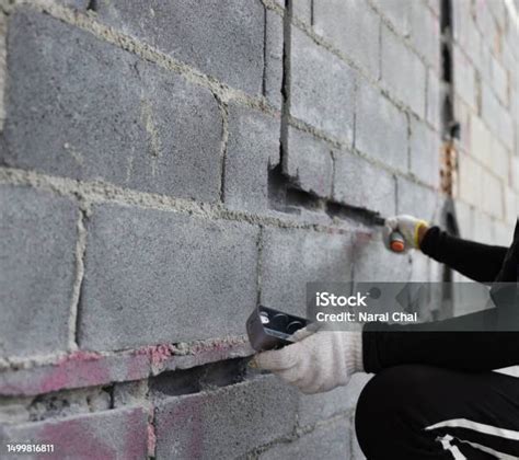 건설 노동자는 내부 배관 시스템을 벽에 배치하기 위해 간격을 측정하여 작업합니다 건설 현장의 내부 파이프 시스템을 위한 새 건물 건설 산업에 대한 스톡 사진 및 기타 이미지