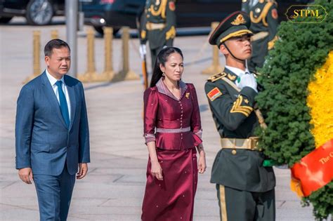 សម្តេចមហាបវរធិបតី ហ៊ុន ម៉ាណែត អញ្ជើញដាក់កម្រងផ្កា និងគោរពវិញ្ញាណក្ខន្ធនៅស្តូបអនុស្សាវរីយ៍វីរបុរសចិន