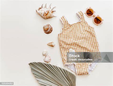 키즈 여름 배경 베이지 색 배경에 야자 수 잎 조개 및 빈 카드가있는 귀여운 아기 수영복 휴일 컨셉 0명에 대한 스톡 사진 및 기타 이미지 Istock