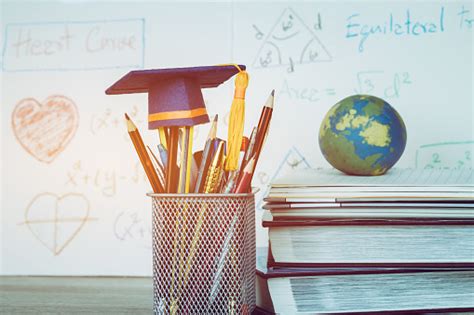 교육 대학원 연구 개념 대학 교실에서 글로벌 모델 근처에 수식 연산 방정식 그래프와 연필에 졸업 모자 성공 다시 학교로 학습 하는 지식에 대 한 아이디어 감독에 대한 스톡