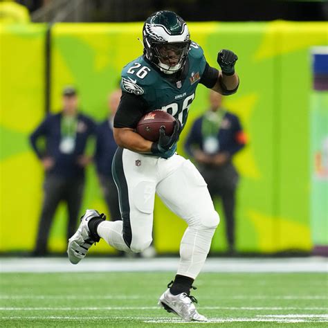 Philadelphia Eagles Saquon Barkley Breaks Nfl Rushing Record Of 2476