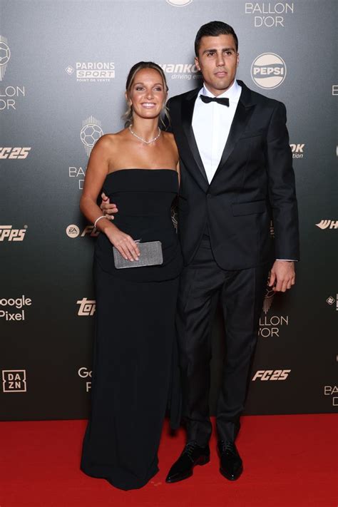Rodri Celebra El Balón De Oro Con Su Novia Tras Ocho Años De Amor Es
