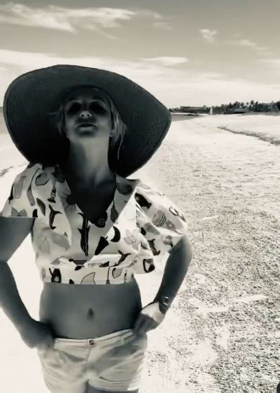 Britney Spears Goes Nude On Beach Once Again With Confident Snaps