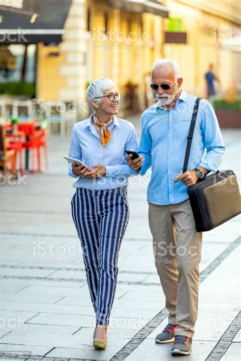 성숙한 캐주얼 옷을 입은 비즈니스 커플 에서 도시 거리 걷는 에 이 비즈니스 분위기 안경에 대한 스톡 사진 및 기타 이미지 안경 커플 2명 Istock