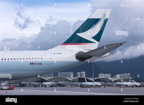 Cathay Pacific Brushing Logo On The Tail Of A Plane On The Tarmachong