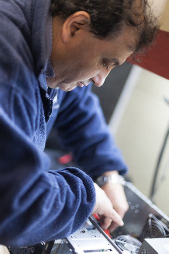 기부 목적으로 Cpu를 재활용하는 기술자 Cpu에 대한 스톡 사진 및 기타 이미지 Cpu 검사 보기 공학 Istock